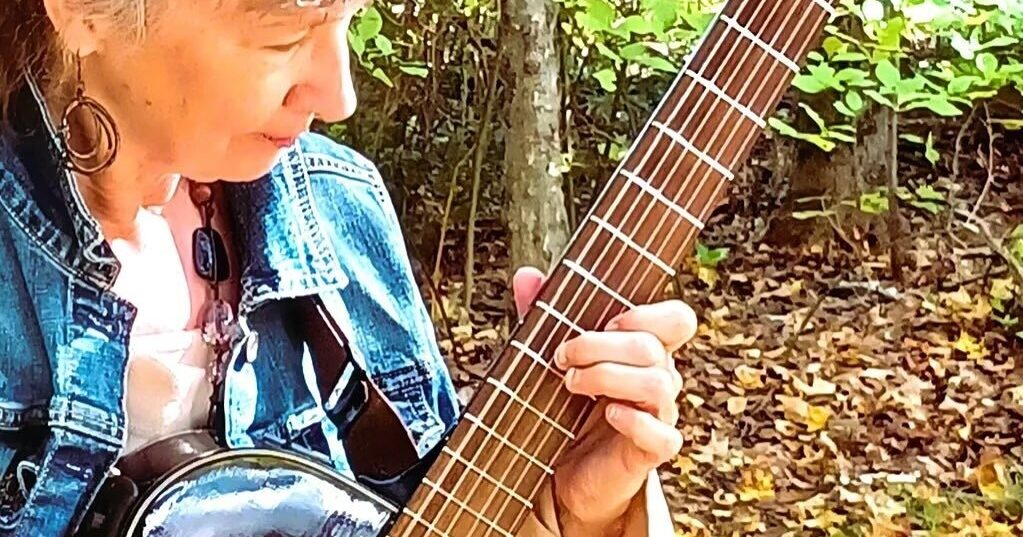 Visite Kingston | Jackie Findlay performing her music live at…